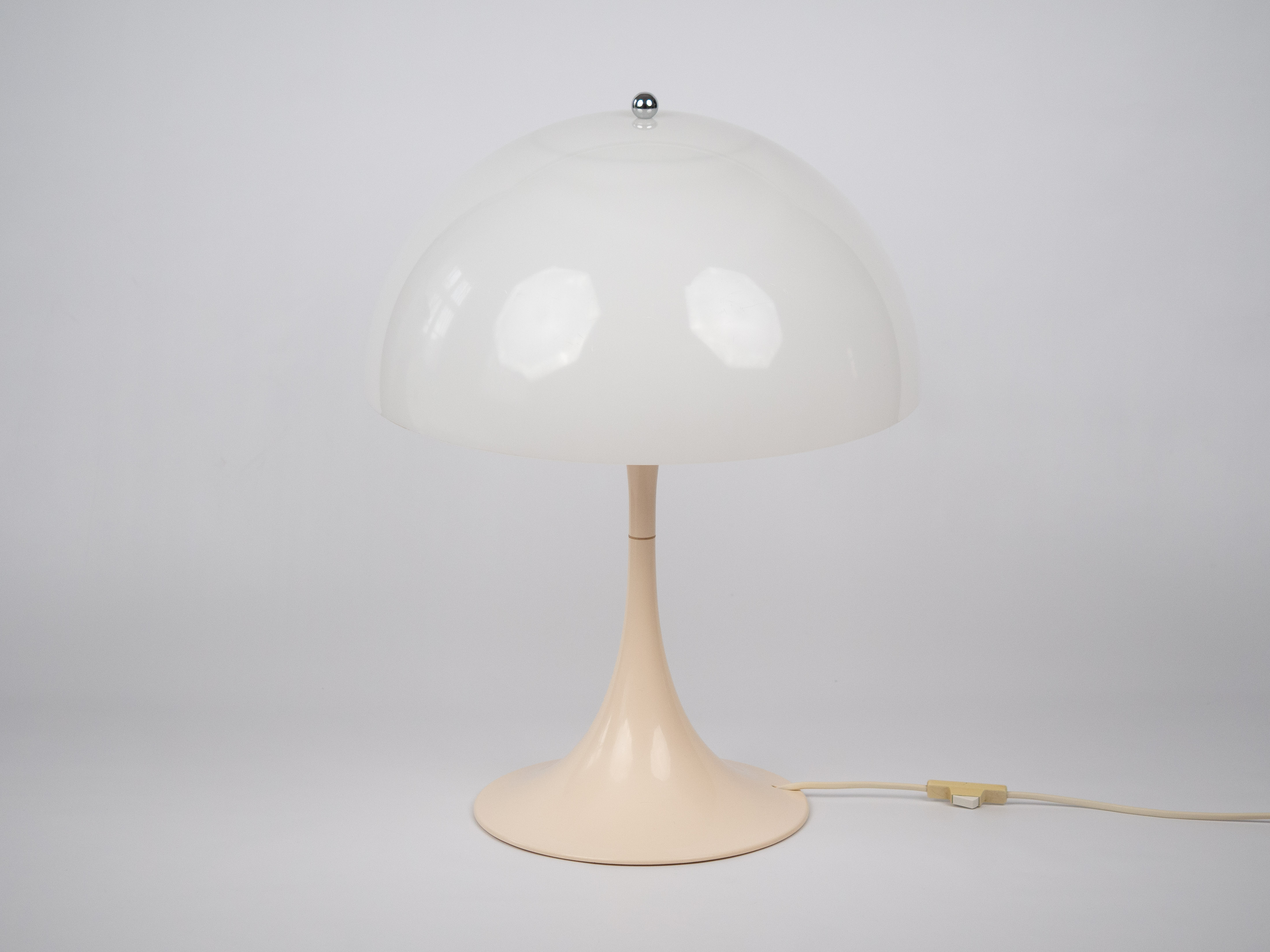 Lampa stołowa Panthella, plastik biały, plastik beżowy, proj. V. Panton ...
